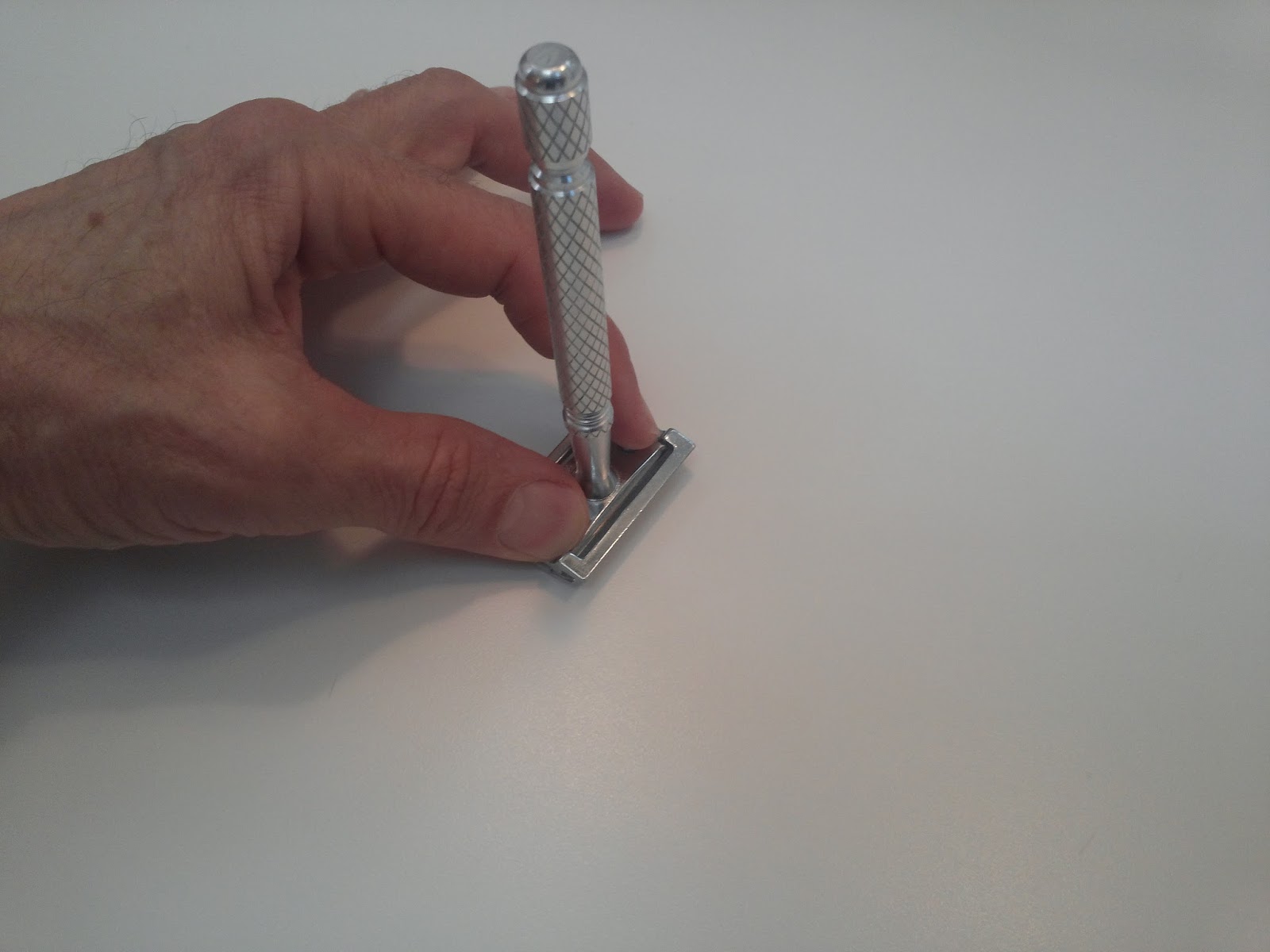 Shave Like Grandad: How to Best Insert a Blade into a UTO* DE Razor